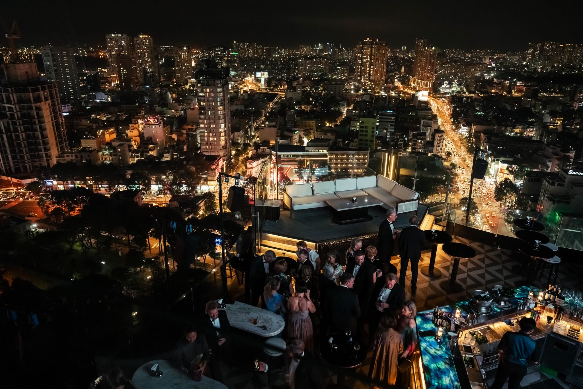Những Bar Rooftop Chill Nhất Dành Cho Nhóm Bạn Tại TP.HCM - Vibes Saigon